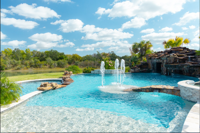 Pool with filter store